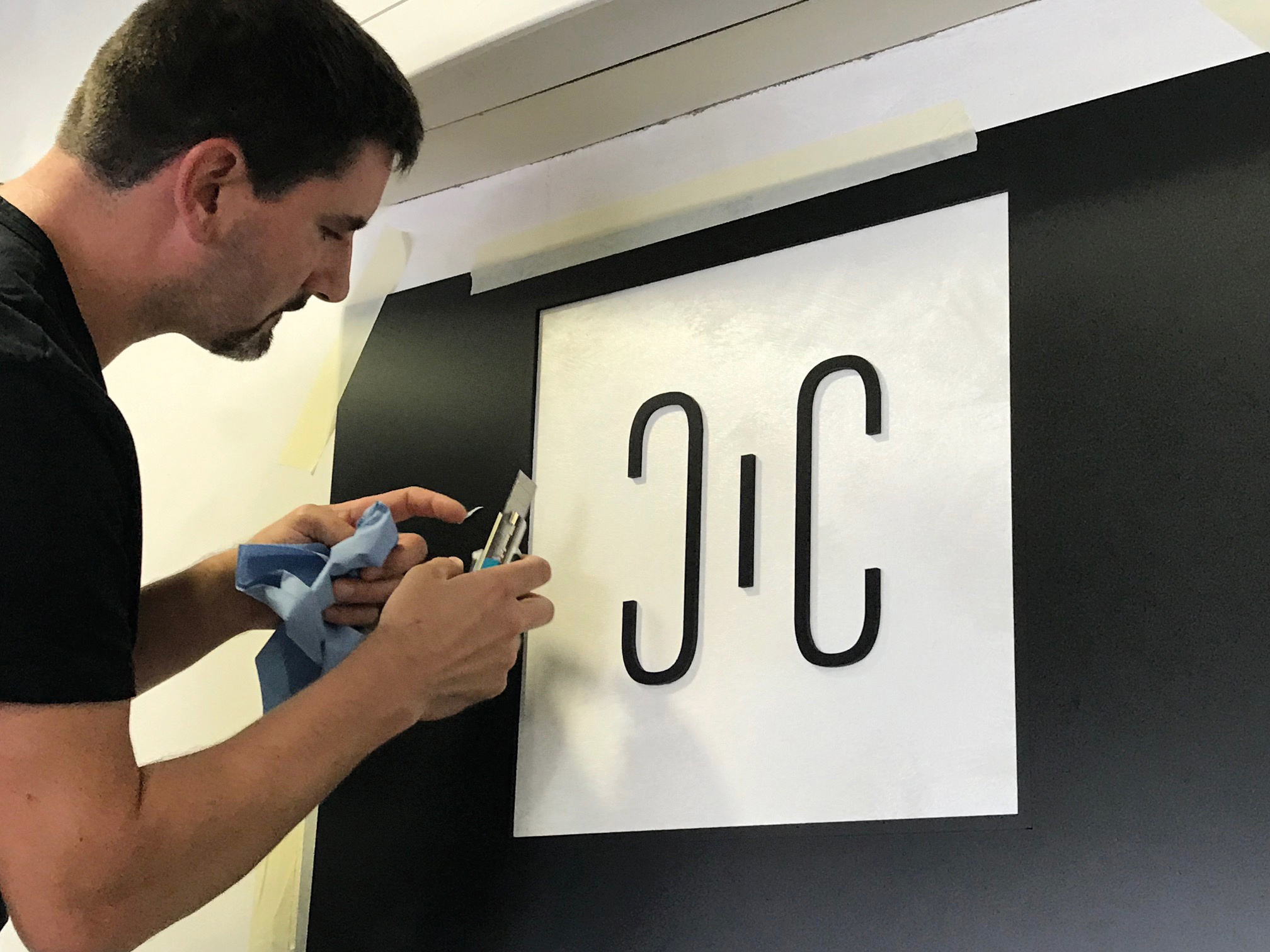 Pose de panneau signalétique et de lettres découpées - Casting Coiffure ...