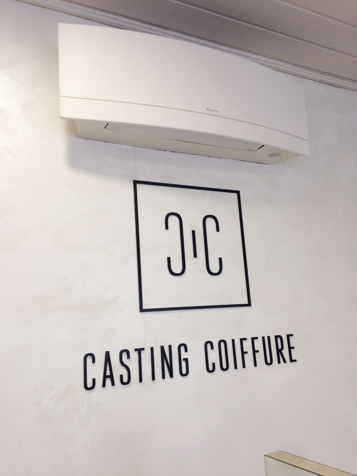 Pose de panneau signalétique et de lettres découpées - Casting Coiffure ...