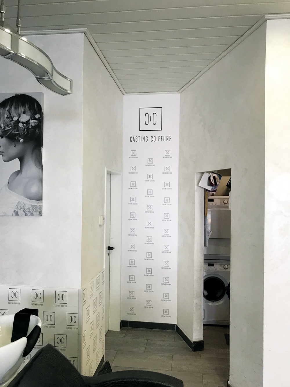 Pose de panneau signalétique et de lettres découpées - Casting Coiffure ...