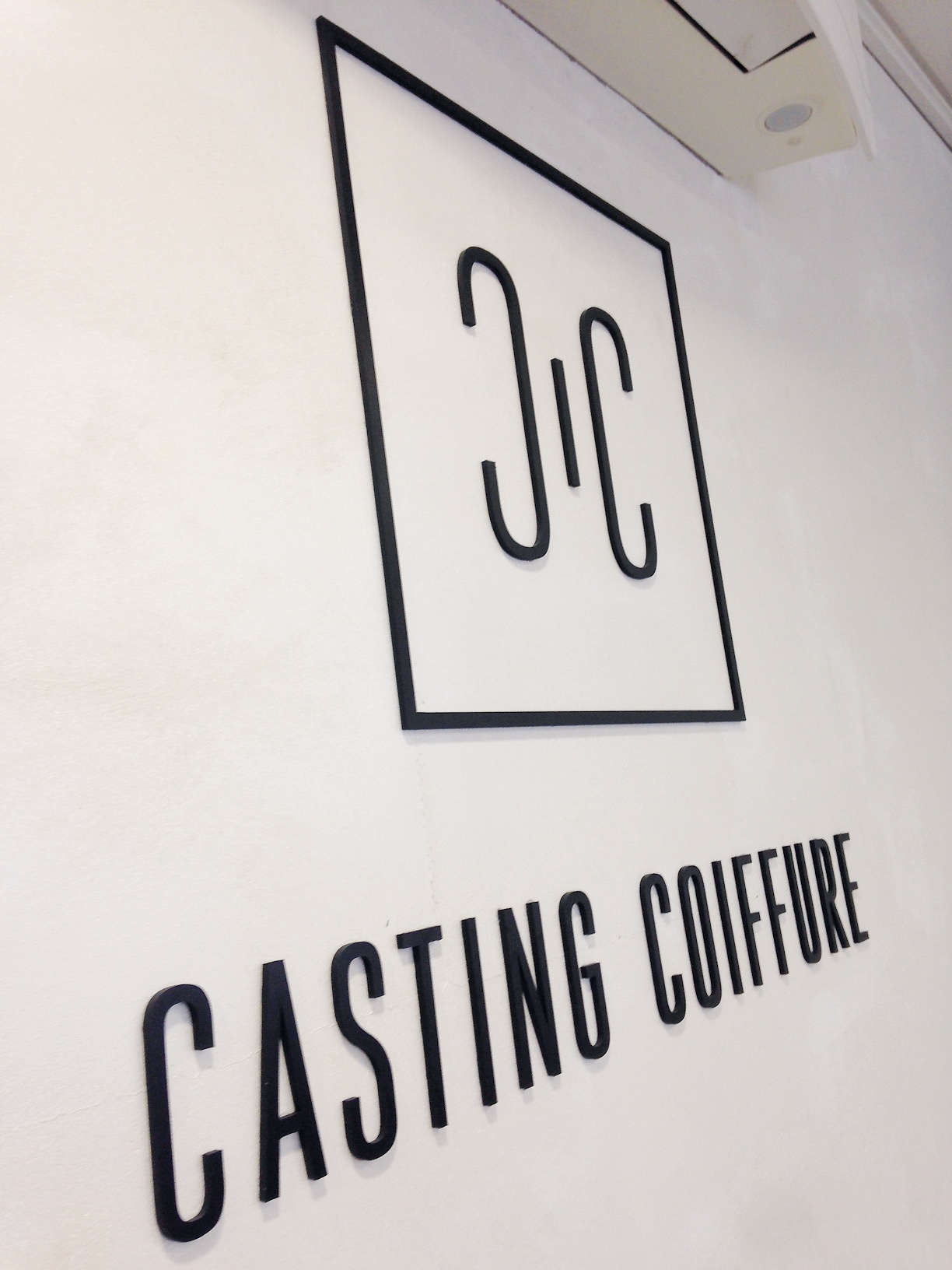 Pose de panneau signalétique et de lettres découpées - Casting Coiffure ...