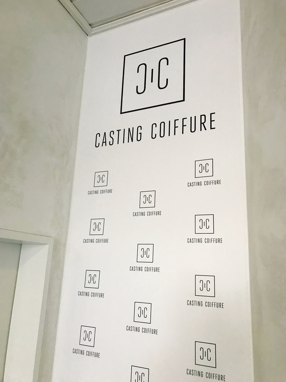 Pose de panneau signalétique et de lettres découpées - Casting Coiffure ...